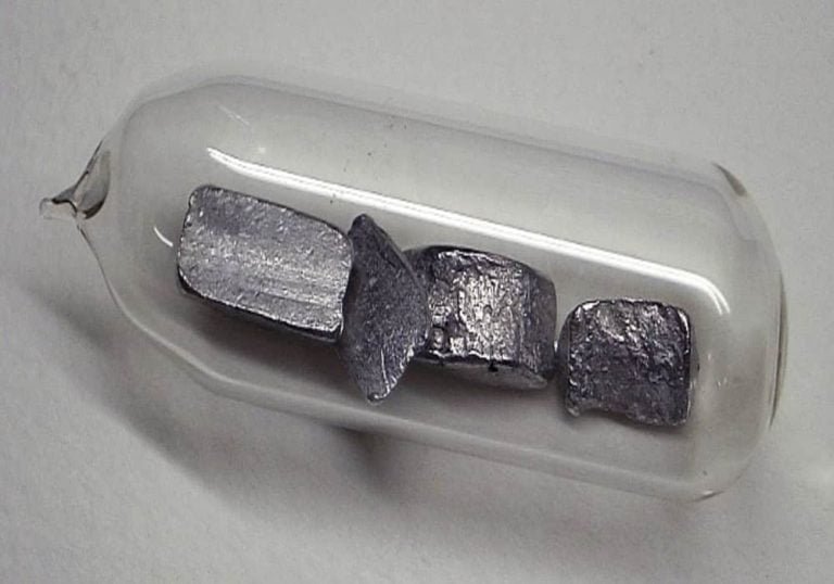 Tal­ium adalah unsur kimia yang memiliki lambang Tl dan nomor atom 81