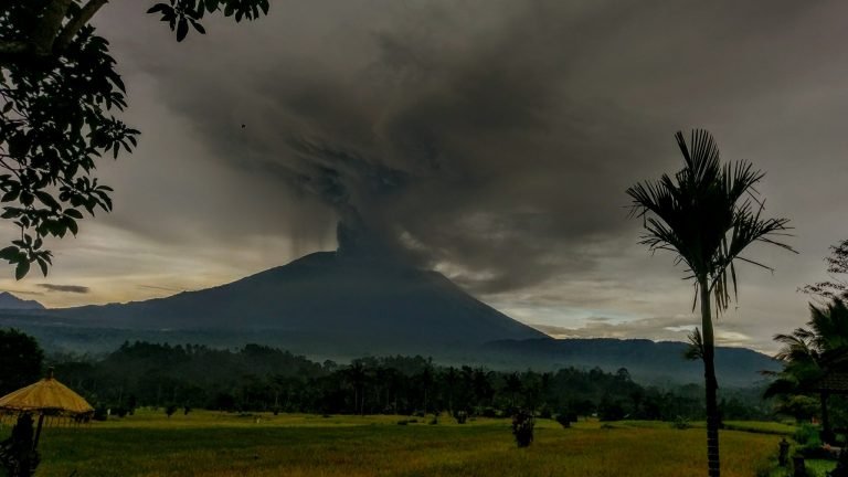 Gunung Agung di Bali dan Sejarah Erupsi Gunung Agung Di Bali