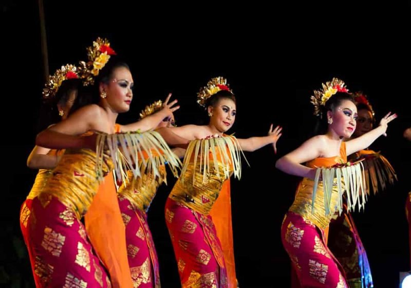 Tari Pendet Asal Bali | Sejarah Asal Usul, Fungsi, Kostum dan Gerakan Tari Pendet Asal Bali | Sejarah Asal Usul, Fungsi, Kostum dan Gerakan